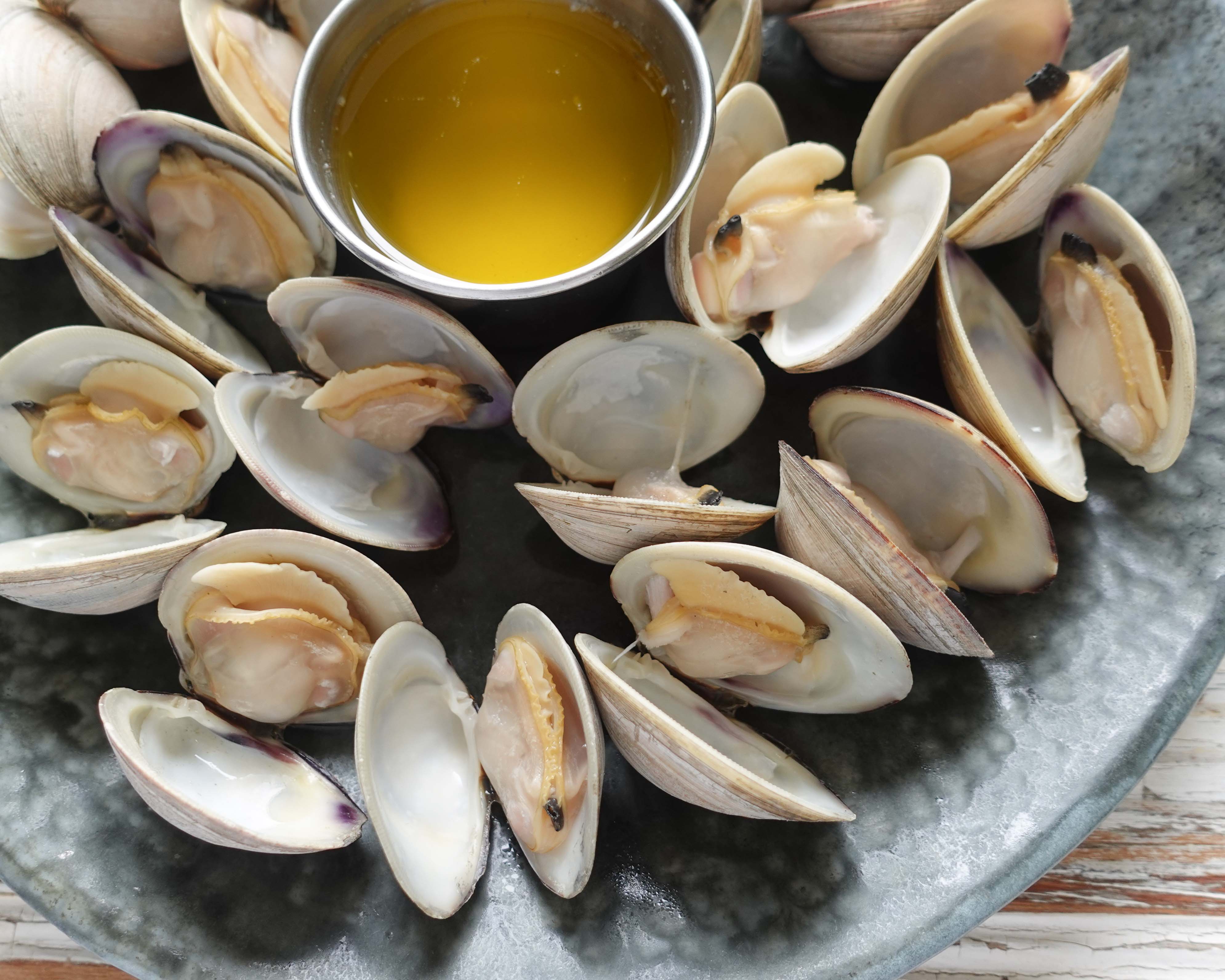 Steamed Littleneck Clams | Harbor House Seafood Hatteras